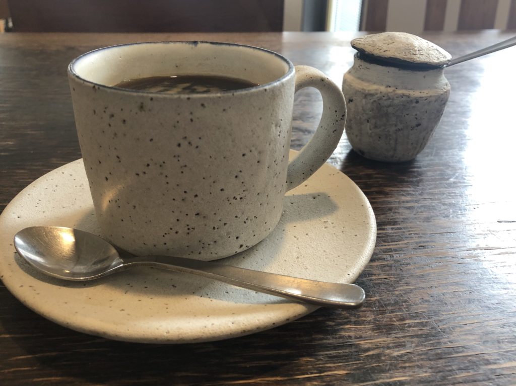 器と古道具とカフェ。北越谷のカフェ工房「kousha（コウシャ）」はこの街の誇るべき場所 | KOSHIGAYAZINE